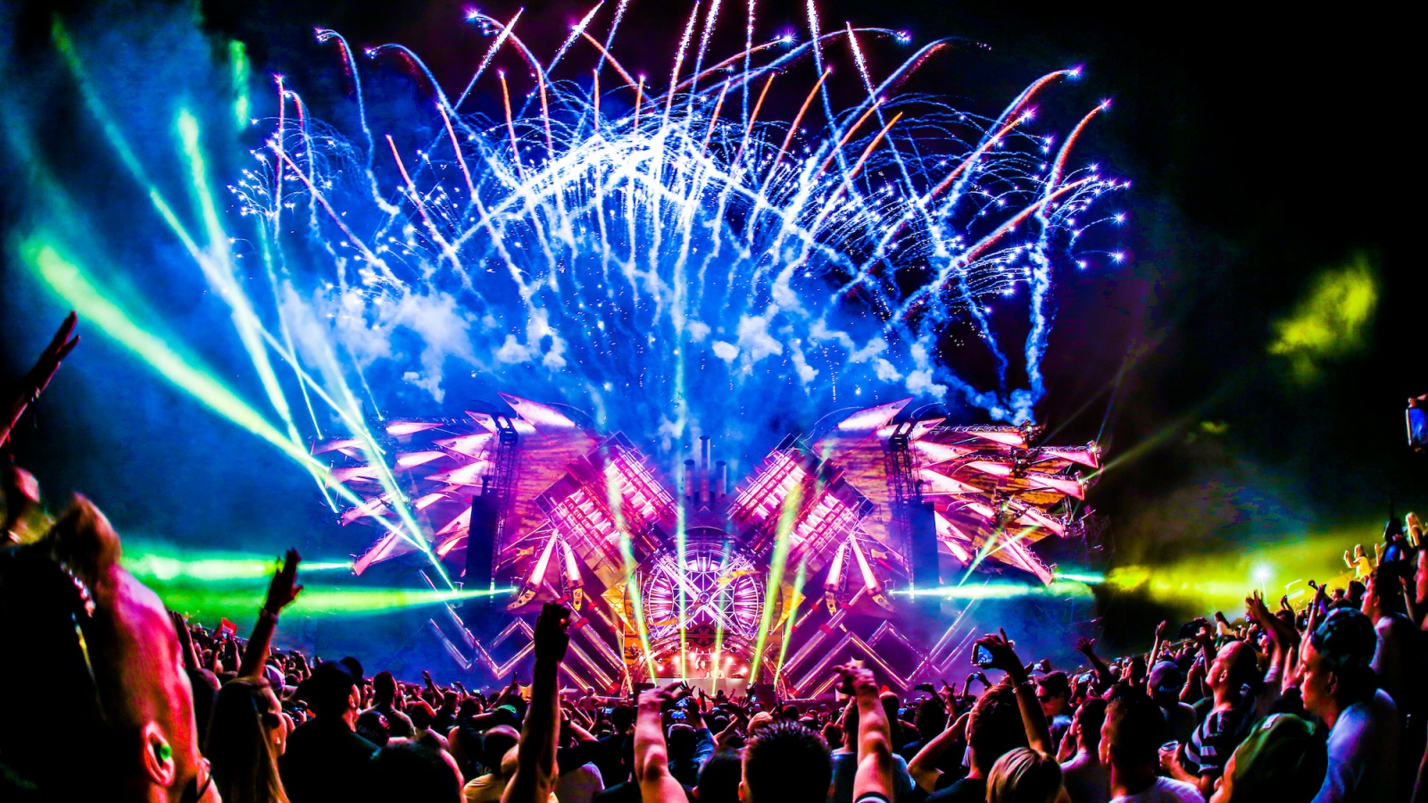 Raving with the die hards at Q-BASE 2017 | Blogs | Hardstyle Report